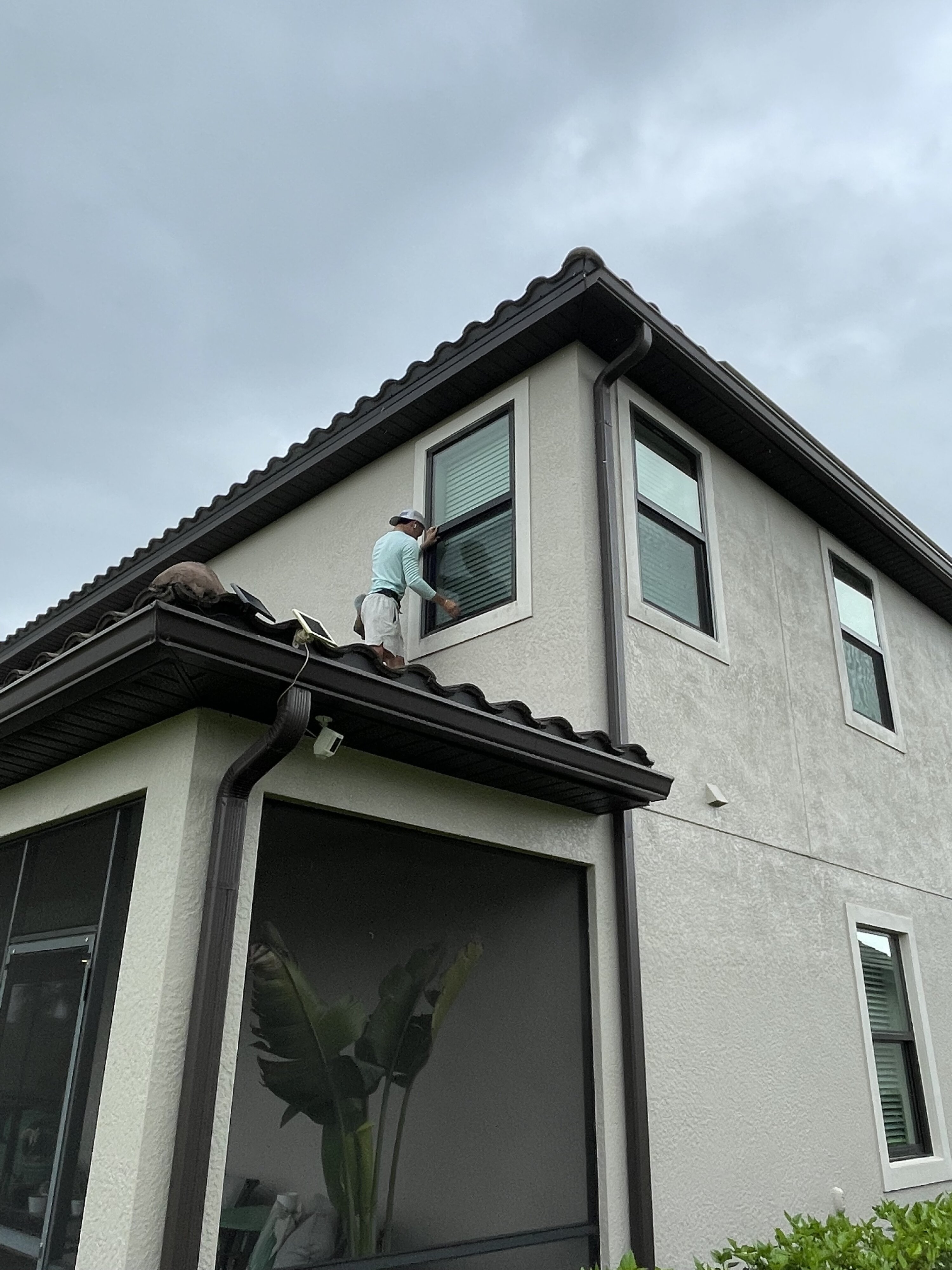 What Solutions Best for Cleaning Windows at Plantation Country Club?